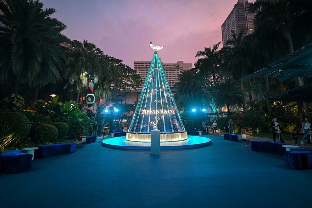 Tiffany’s 8-meter-tall Christmas tree sparkles like a diamond in ...